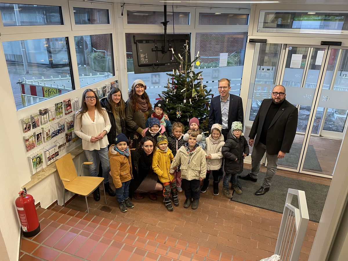 Kinder der Sternenburg schmücken Weihnachtsbaum im Rathaus-Foyer
